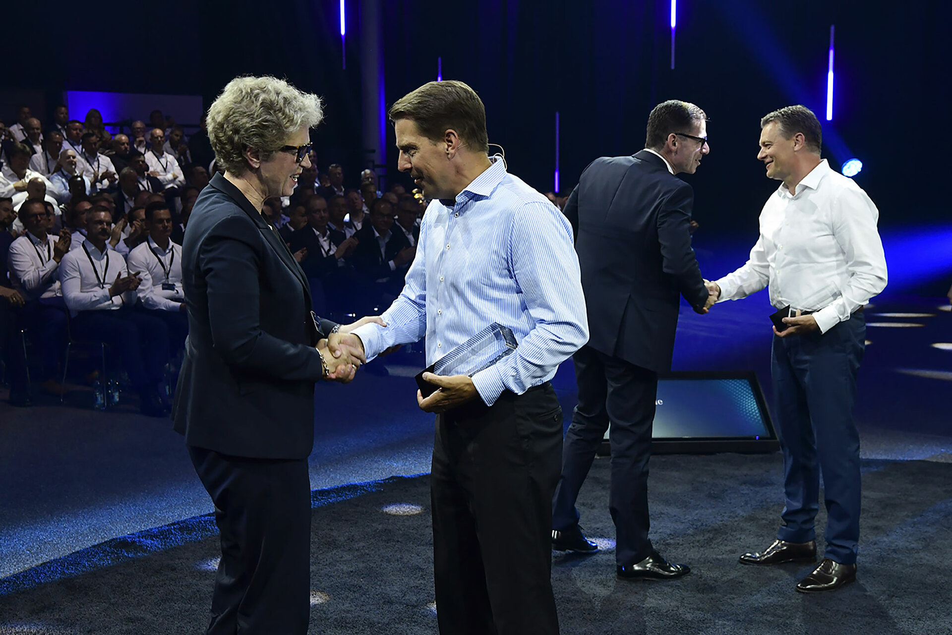 BLG LOGISTICS gewinnt Mercedes-Benz Supplier Award 2023 in der ...